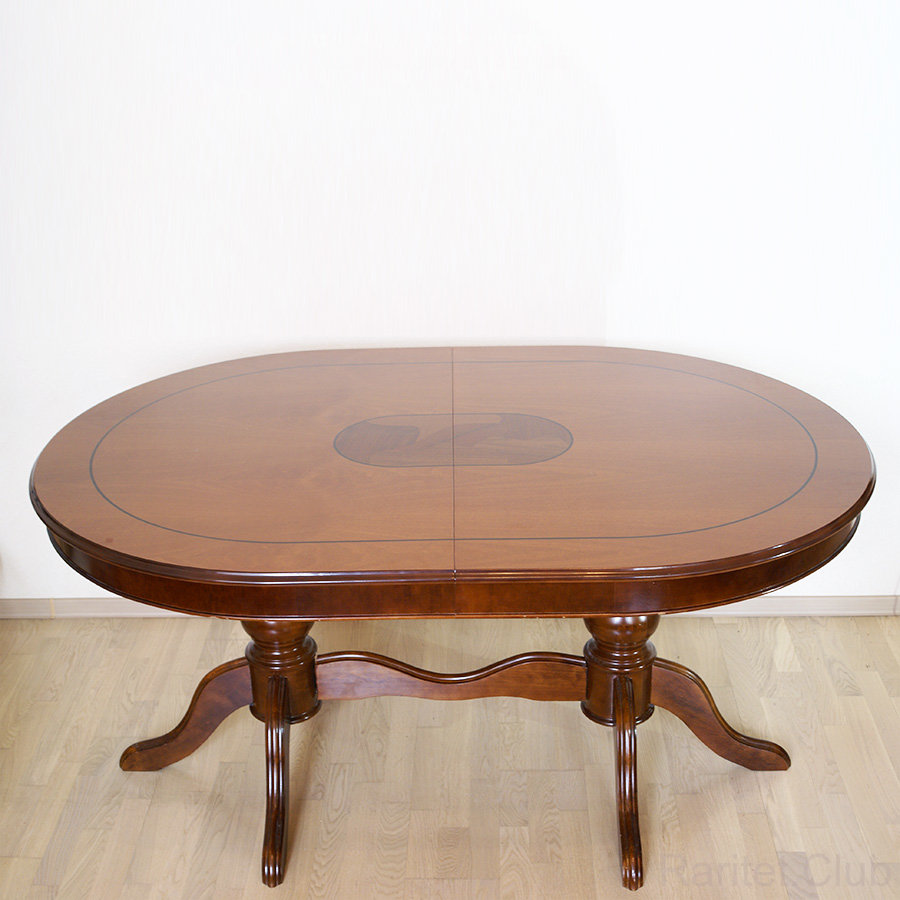 Стол обеденный овальный.